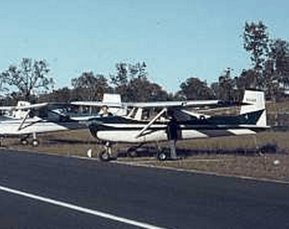 VH-UER new paint scheme university flying club aircraft cessna 150 1964 ...
