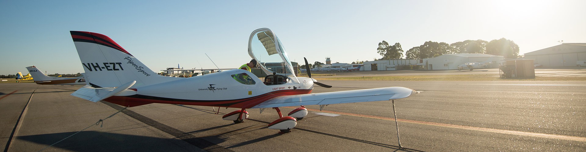 ezt-parked-university-flying-club-jandakot-airport-learn-to-fly-vh-ezt ...